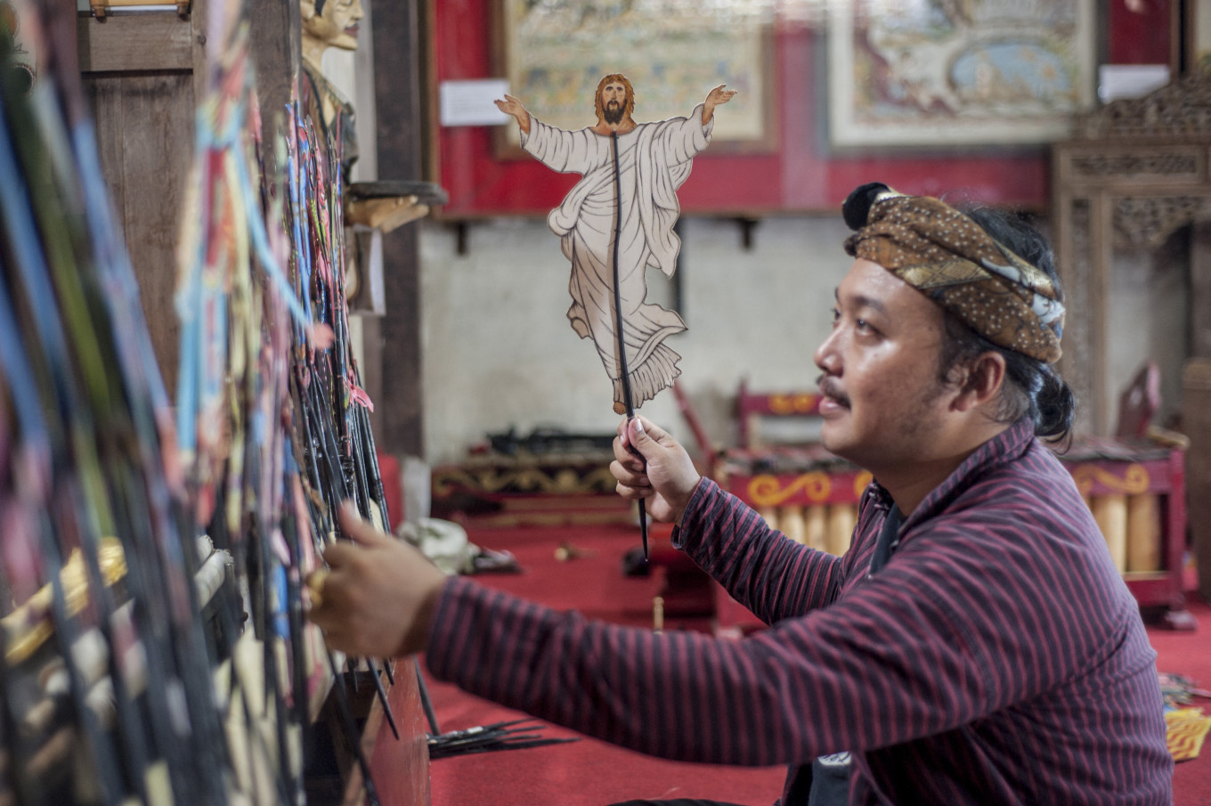 Indonesian community tells the story of Jesus through shadow puppets ...