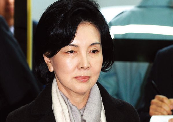 Samsung chief’s mother sells stakes to pay taxes - Asia News ...