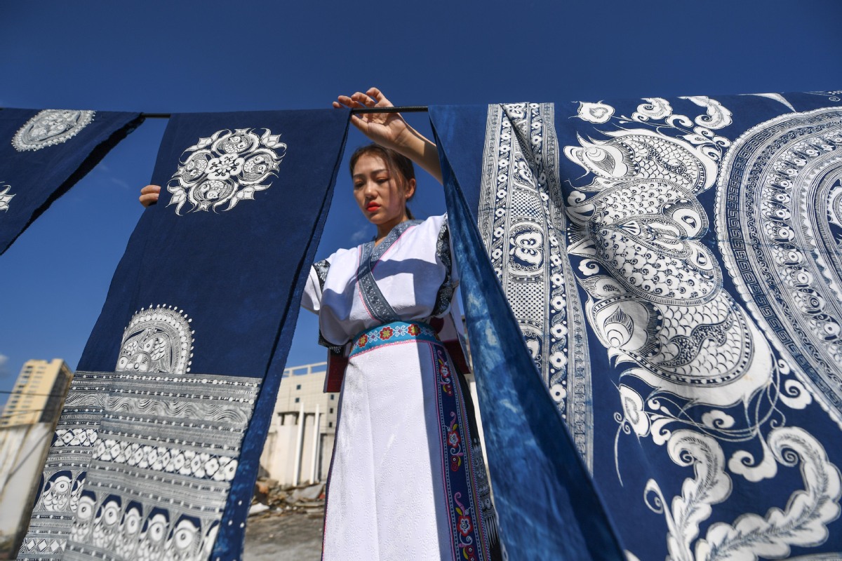 Young woman inherits traditional Chinese batik techniques - Asia News ...