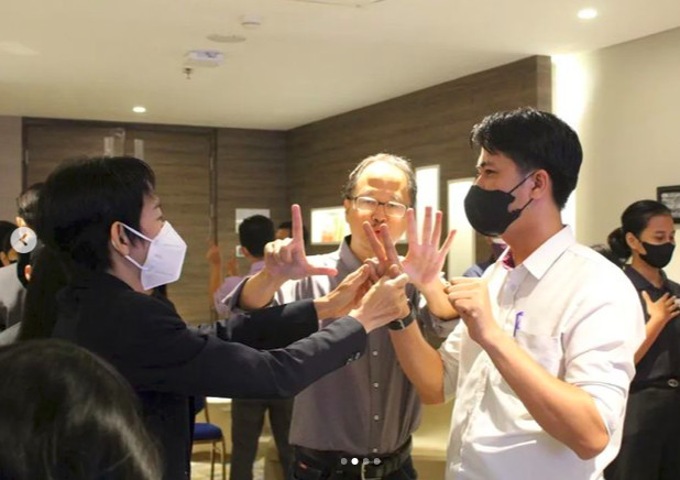 A uniquely Indonesian form of sign language brings people together ...