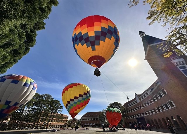 First Da Lat hot air balloon festival offers bird's-eye view of city ...