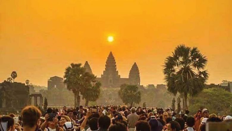 Almost 9K tourists see equinox sunrise at Angkor Wat - Asia News ...