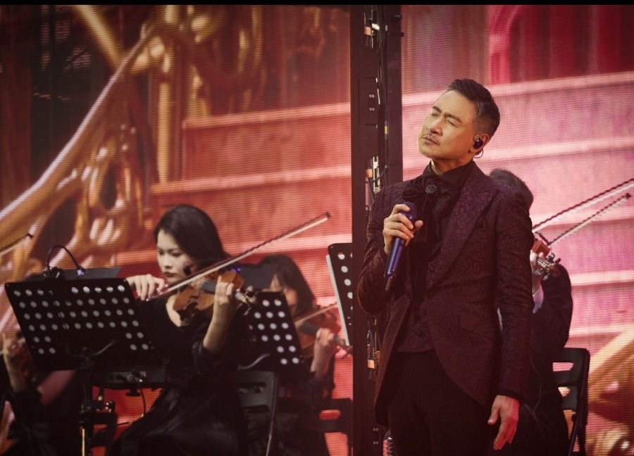 HK singer Jacky Cheung falls on stage during 3rd show in Malaysia ...