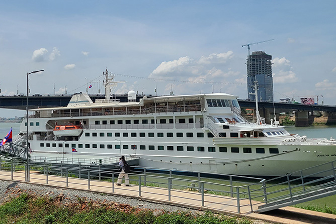 Visiting floating library adds Khmer books for local readers - Asia ...