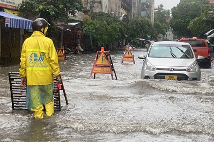 Torrential rainfall and severe thunderstorms flood Hanoi - Asia News ...