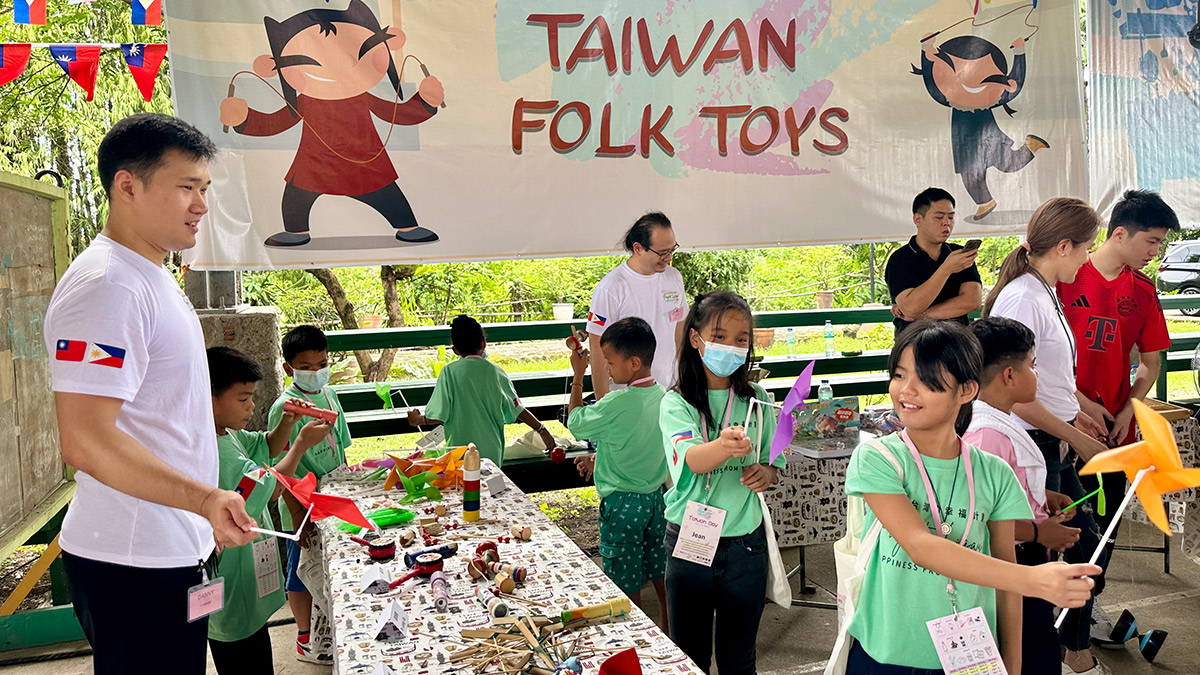 Taiwan’s ‘Project Happiness’ brings fun, gifts to Filipino orphans ...