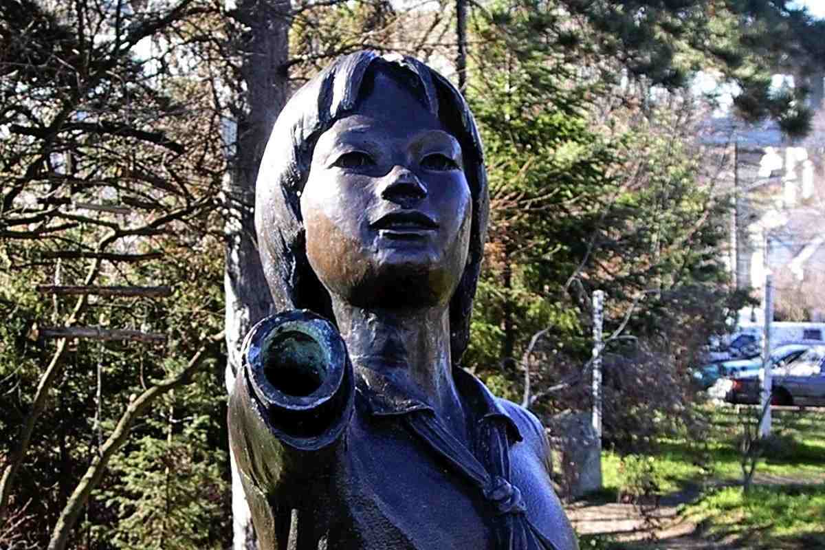 Statue of girl who died from A-bomb aftereffects in Seattle Peace Park ...
