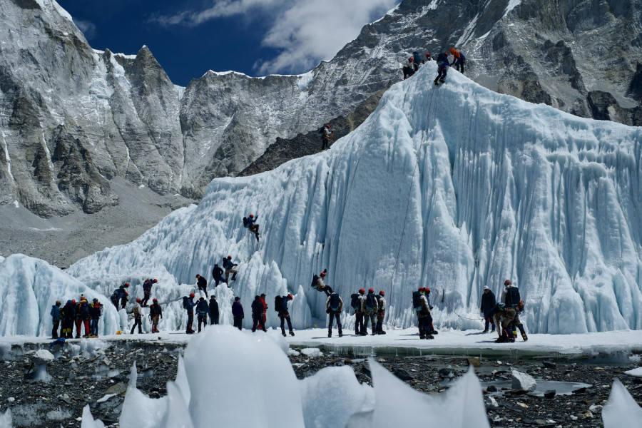 Everest gridlock fears return as erratic weather narrows climbing window - Asia News NetworkAsia ...