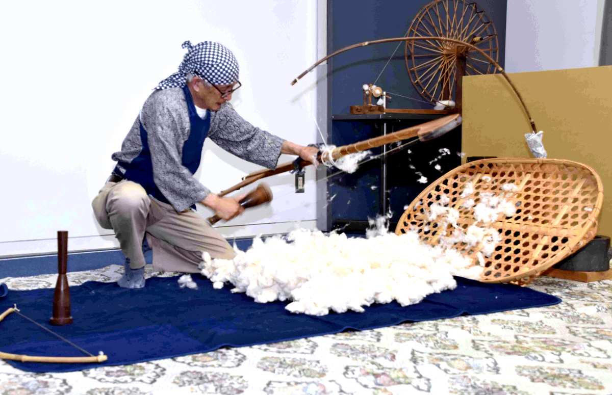 Japanese craftsman demonstrates traditional method of fiberising cotton ...