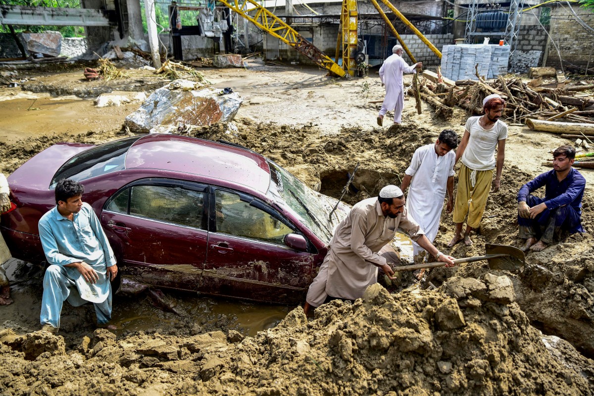 Death toll in Pakistan floods climbs to 323 as rescue operations ...