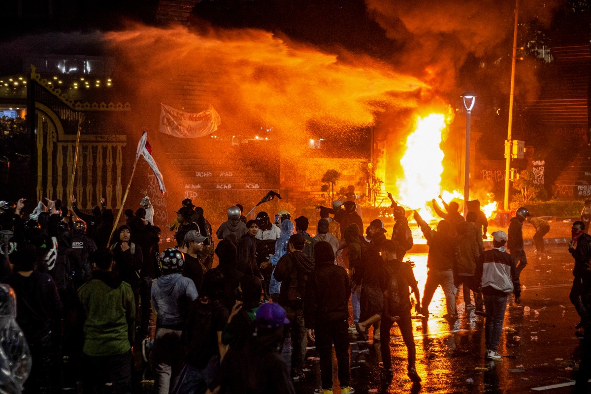 Angry mobs ransack, loot Indonesian officials' homes as unrest ...