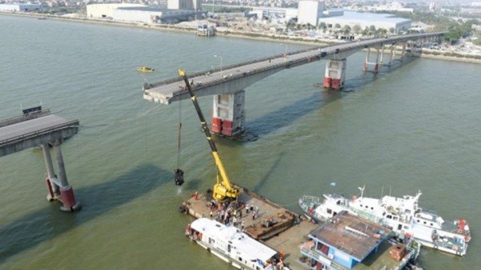 5 men lauded for heroic actions following bridge fracture in Guangzhou ...