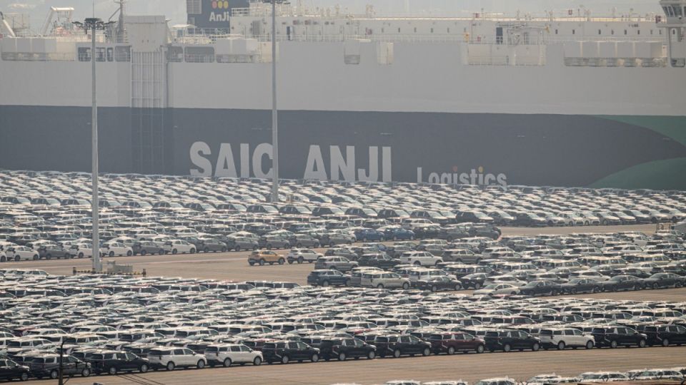 Meg nutt pirn she conceals her face and uncertain if she