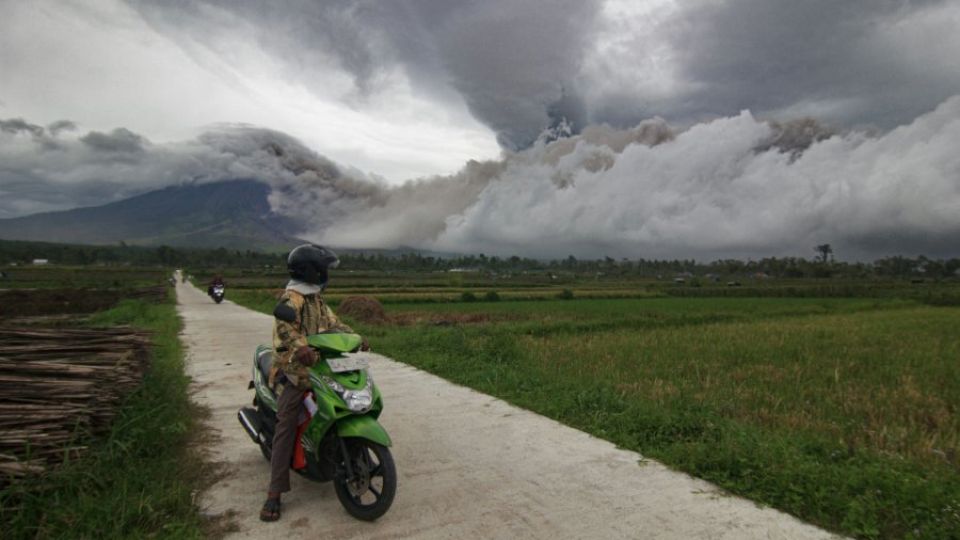 Mt. Semeru erupts again, triggers ashfall in three districts - Asia ...
