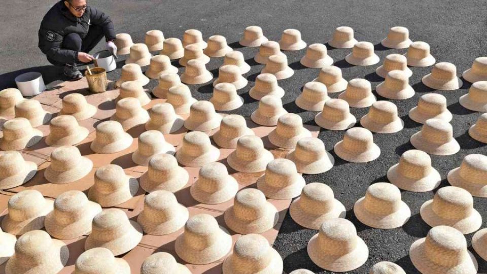 Japanese company sun-dries straw hats in the cold of winter - Asia News ...